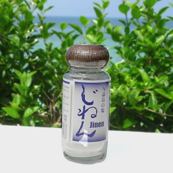 与論島の海水を低温でじっくり煮詰める「平釜式」という製法を採用しています。塩化ナトリウム以外のミネラルも結晶化しやすく、とてもマイルドな塩です。