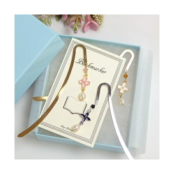 読書のお伴や料理本のマーカーにおしゃれな栞はいかがですか？かわいいパーツと淡水パールが本をおしゃれに変身させます！ケースと本を模したカードがついてギフトにぴったり。素材：メタルブックマーカー（真鍮）、淡水パール（約6mm）、スワロフスキー、...