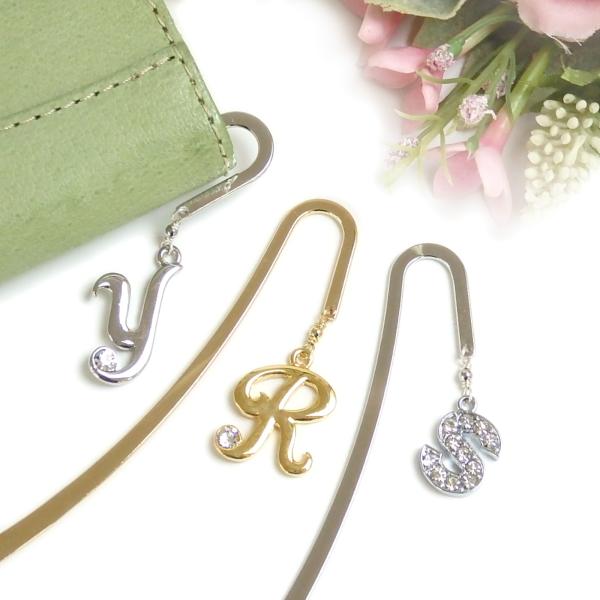 ※ご注意・ポスト配達便での発送なので、代引きでのお支払いは不可能となりますので、ご了承下さい。・ポスト配達便は発送してから2〜5日後に郵便受けに投函されます。読書のお伴や料理本のマーカーにおしゃれな栞はいかがですか？イニシャルパーツがついて...