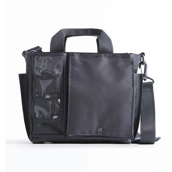 ヘアメイクに必要なアイテムが全て入ります。ショルダーベルト付。商品名：ヘアメイクロケーションバッグカラー：ブラックサイズ：W340×H230×D200mm（外寸）910ｇ　素材：表生地・裏地（ポリエステル）、透明生地（PVC）、ベルト部分（...