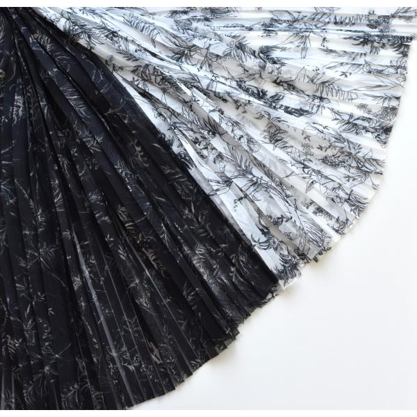 繊細なタッチで描かれたフラワープリント生地に大きめのサイドプリーツをかけました♪オーガンジー生地の透け感とフラワープリントが相まって見切れない面白さがあります。プリーツのサイズはヒトヒダ１ｃｍです。衣装製作、リメイク、ハンドメイド等に♪サイ...