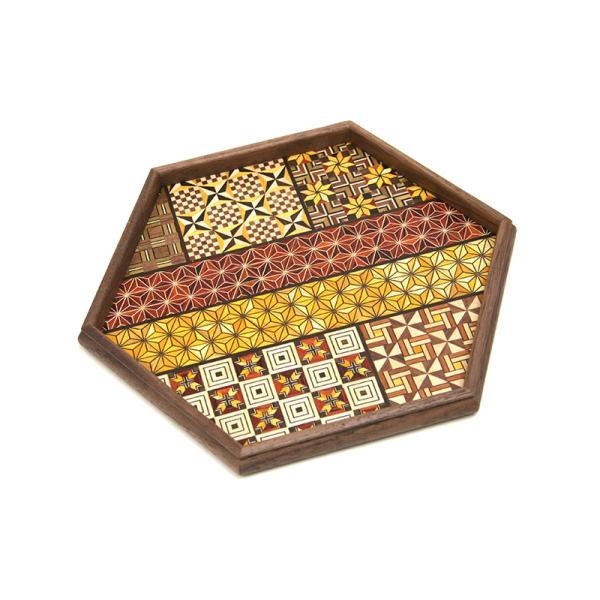 六角形のお盆です。サイズ：250x218x19 mm【備考】天然の素材を用いた手作り品のため、色・柄・大きさはホームページ上の写真や表記と異なる場合がございます。