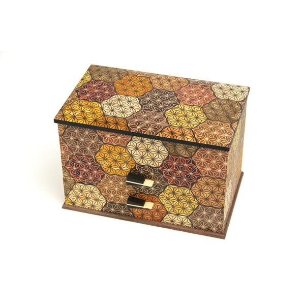 ２段の引き出しと、上には鏡付きの物入れがあります。サイズ（外寸）： 227x150x136 mm【備考】天然の素材を用いた手作り品のため、色・柄・大きさはホームページ上の写真や表記と異なる場合がございます。