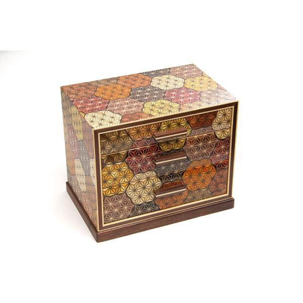 ３段の小引き出しです。亀甲模様です。サイズ： 155x215x180 mm【備考】天然の素材を用いた手作り品のため、色・柄・大きさはホームページ上の写真や表記と異なる場合がございます。