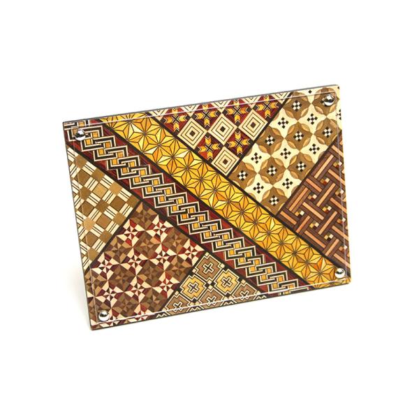 サイズ： 208x156 mm２Ｌまでの写真が入ります。【備考】天然の素材を用いた手作り品のため、色・柄・大きさはホームページ上の写真や表記と異なる場合がございます。