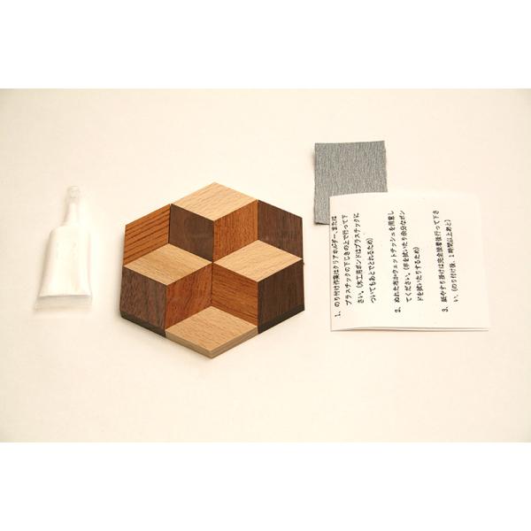 木のパーツを組み合わせて、ボンドで接着するタイプの工作キットです。写真ではコースターの形になっていますが、工夫次第でいろいろな形ができます。<br>【この工作キットに入っているもの】<br>　・木のパーツ<br...