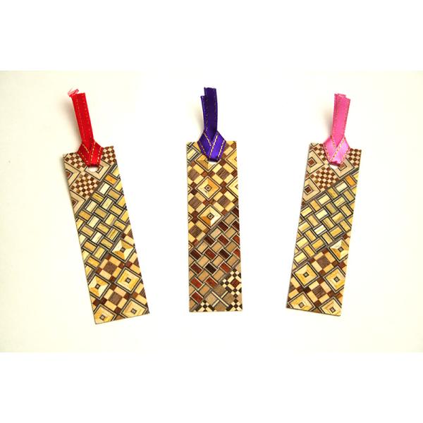 寄木細工の実物を使ったしおりです。印刷ではなく実物の寄木細工を使用しています。サイズ：約11cm × 約3cm【備考】天然の素材を用いた手作り品のため、色・柄・大きさはホームページ上の写真や表記と異なる場合がございます。