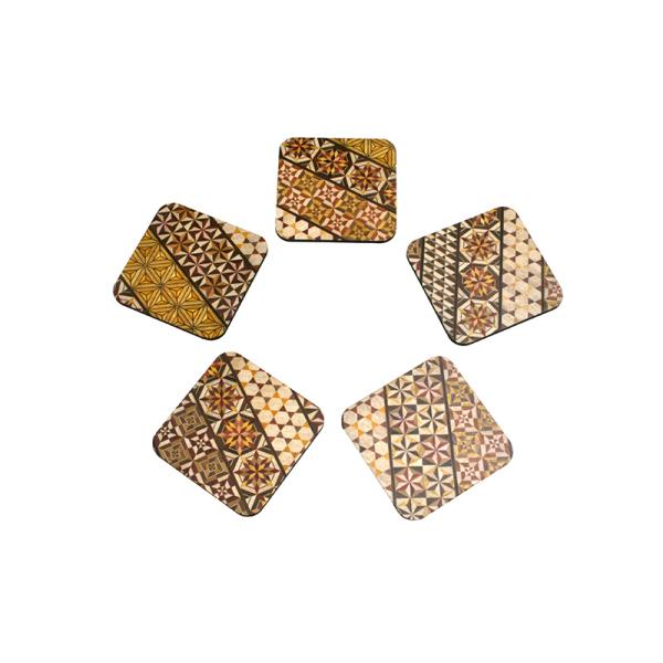 サイズ：90x90x4 mm【備考】天然の素材を用いた手作り品のため、色・柄・大きさはホームページ上の写真や表記と異なる場合がございます。