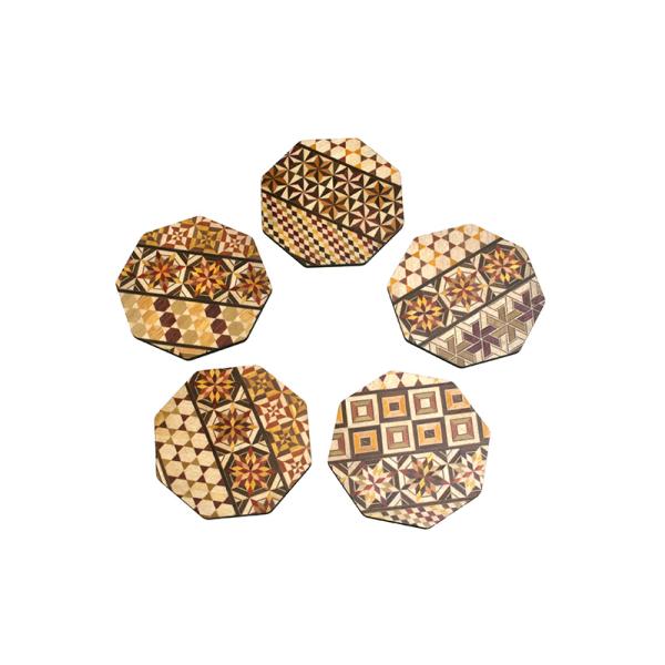 寄木コースター八角 ５枚セットサイズ：90x90x4 mm【備考】天然の素材を用いた手作り品のため、色・柄・大きさはホームページ上の写真や表記と異なる場合がございます。