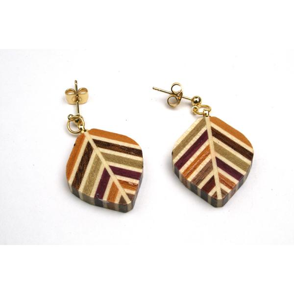 寄木細工のピアスです。材質：木製【備考】天然の素材を用いた手作り品のため、色・柄・大きさはホームページ上の写真や表記と異なる場合がございます。