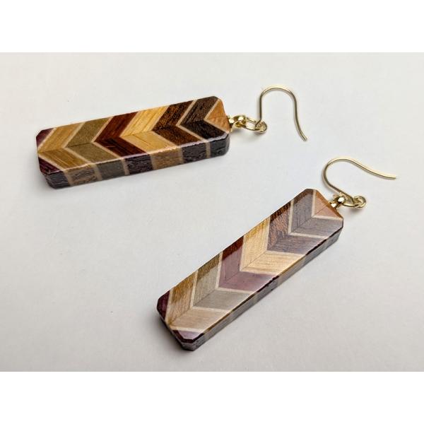 寄木細工のピアスです。材質：木製【備考】天然の素材を用いた手作り品のため、色・柄・大きさはホームページ上の写真や表記と異なる場合がございます。