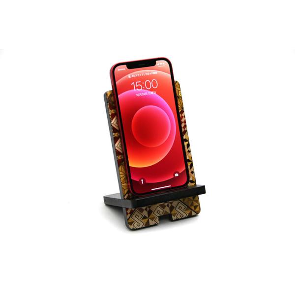 寄木細工スマホスタンド寄木細工のスマホスタンドです。写真のスマホはiPhone12です。サイズ　153x100 mm【備考】天然の素材を用いた手作り品のため、色・柄・大きさはホームページ上の写真や表記と異なる場合がございます。