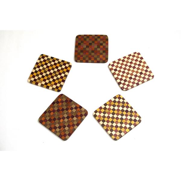 【重要】【ご注意ください】このセットは、ランダムなセットになります。写真通りの色が届くわけではありませんのでご注意ください。写真は参考写真となります。寄木ムクのコースターです。５枚入りです。サイズ：79x76x5 mm【備考】天然の素材を用...