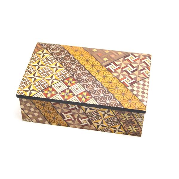 寄木細工の小物入れです。サイズ（外寸）： 178x118x62 mmサイズ（内寸）： 159x99x40 mm【備考】天然の素材を用いた手作り品のため、色・柄・大きさはホームページ上の写真や表記と異なる場合がございます。