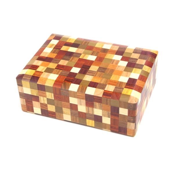 サイズ：（外寸）180x131x68 mmサイズ：（内寸）165x116x42 mm【備考】天然の素材を用いた手作り品のため、色・柄・大きさはホームページ上の写真や表記と異なる場合がございます。