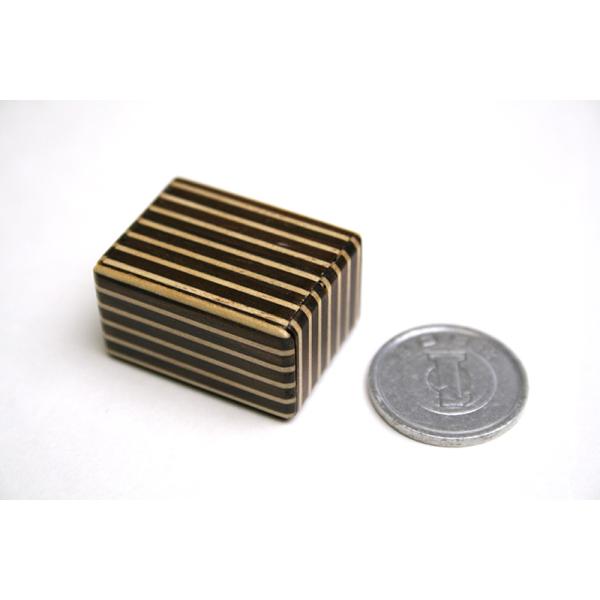 寄木細工 豆秘密箱 ４回仕掛け 手のひらにのる小さな秘密箱です。サイズ 28x21x16 mmサイズが小さいため、ひとつひとつの模様がすべて違います。したがいまして模様はお選び頂けません。あらかじめご了承ください。