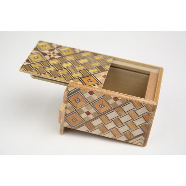 箱根寄木細工　豆秘密箱５回仕掛けサイズ（外寸）：60x47x38 mmサイズ（内寸）：36x33x27 mm５回仕掛けの小さなひみつ箱です。サイズが小さいため、ひとつひとつの模様がすべて違います。したがいまして模様はお選び頂けません。あらか...