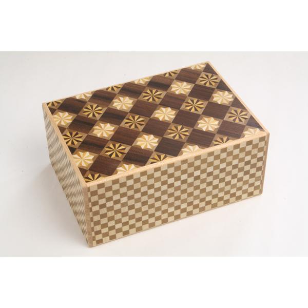 ６寸サイズで７回仕掛けの秘密箱です。<br>外寸 176x126x77 mm<br>内寸 131x102x61 mm<br>