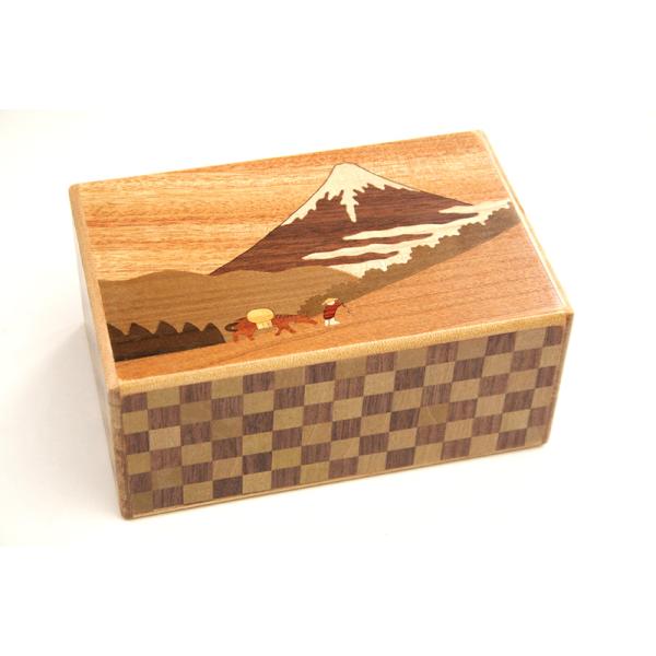 ５寸サイズで１０回仕掛けの秘密箱です。サイズ（外寸）：150x97x70 mmサイズ（内寸）：104x78x52 mm【備考】天然の素材を用いた手作り品のため、色・柄・大きさはホームページ上の写真や表記と異なる場合がございます。