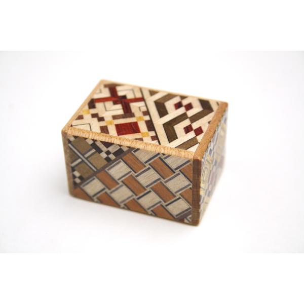 豆秘密箱１４回仕掛けサイズ（外寸）： 44x31x27 mmサイズ（内寸）： 18x23x13 mmサイズが小さいため、ひとつひとつの模様がすべて違います。したがいまして模様はお選び頂けません。あらかじめご了承ください。秘密箱は、箱根寄木細...