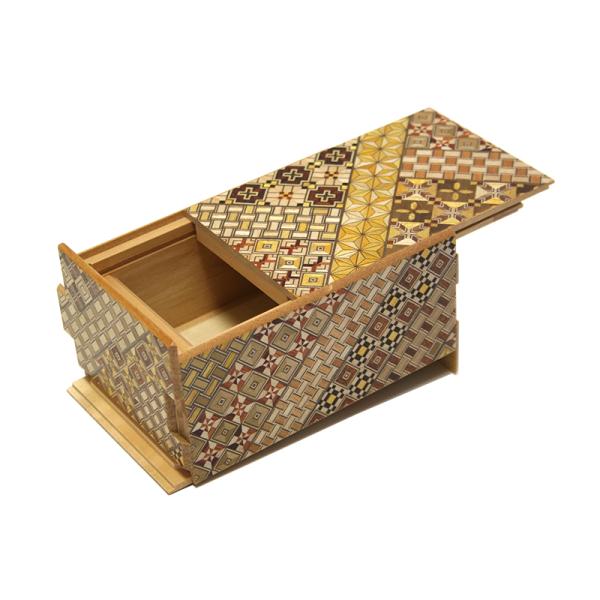 秘密箱２１回＋１仕掛け 小寄木サイズ（外寸）：150x97x69 mmサイズ（内寸）：104x79x44 mm【備考】天然の素材を用いた手作り品のため、色・柄・大きさはホームページ上の写真や表記と異なる場合がございます。