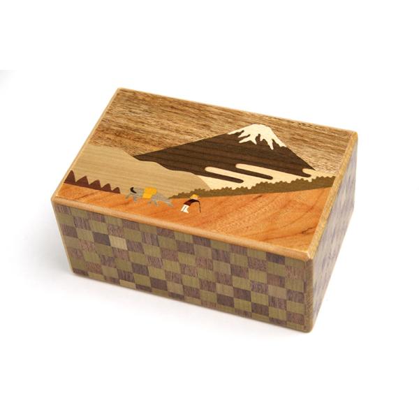 ５寸サイズで２１回仕掛けの秘密箱です。旅人が箱根の峠を越えてゆく象嵌があしらわれています。サイズ（外寸）：150x97x70 mmサイズ（内寸）：103x78x44 mm【備考】天然の素材を用いた手作り品のため、色・柄・大きさはホームページ...