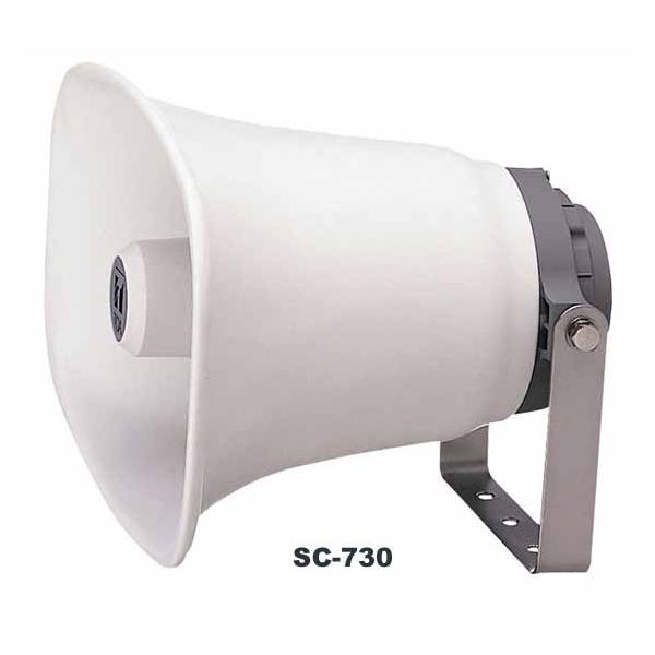 小型軽量で広報、案内放送に適した明瞭性の良い車載用スピーカです。ホーンＡ筒はアルミで粉体塗装仕上げ、アングル、ねじ類はステンレスを用い、耐候性に優れています。また、スピーカの振動板には音質および耐久性に優れたポリイミドフィルムを用いています。