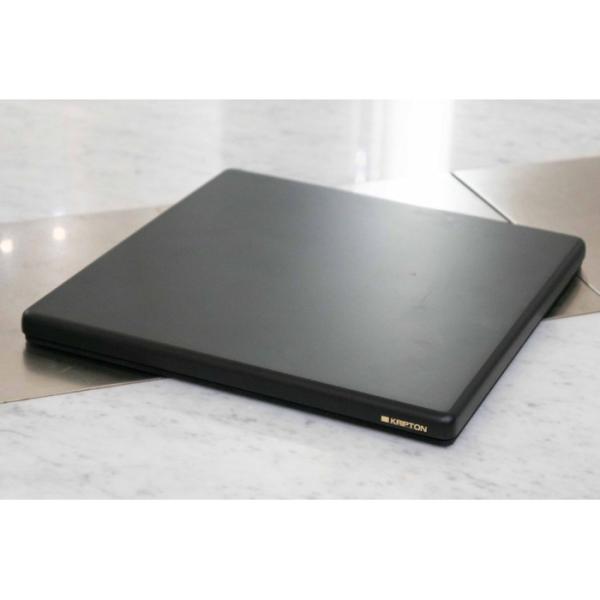 [ KRIPTON / AB-UT1 ]１．重量級で薄型新設計のオーディオボードクリプトンオリジナル技術の重量級「鉄球サンド」が機器の電磁ノイズを防止し、また鉄球どうしの隙間で生じるバラスト効果により、大幅に外部振動を相殺・吸収します。２．...