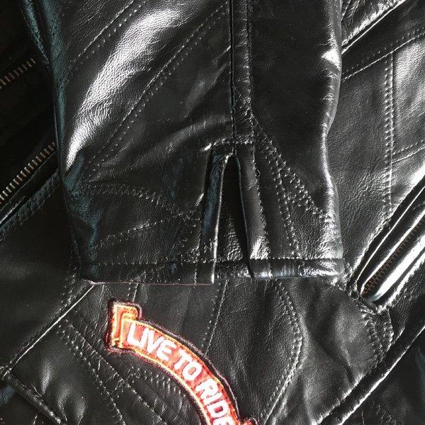 レザージャケット、ライダース袖口から袖を短くする●商品によりご指定通りのお直しが出来ない場合は、作業前にご連絡させていただきます。●デザインによっては、料金が増減する場合がございます。●お客様から当店へご依頼の品を発送いただく送料は、お客様...