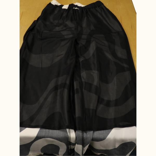 裏地がついていないパンツ、ワンピース、スカートに裏地を付ける。掲載事例1裏地なしのパンツに裏地を付ける。掲載事例2裏地のないジャンパースカートに裏地を付ける。●商品によりご指定通りのお直しが出来ない場合は、作業前に,連絡させていただきます。...