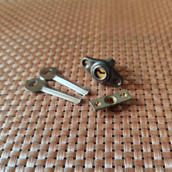 鉄製、板鍵仕様のネジ締り錠です。長期在庫品、当時製品のため、キズ、汚れがございます。最低限のクリーニングはしていますが、それ以外の部分に関しては経年の風合いを残したまま出品しています。取付用にネジをお付けしています。送料は２００円となります...