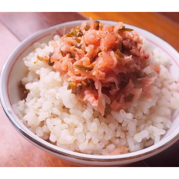 赤かぶ漬けを細かく刻み、キュウリ、生姜、ゴマなどを混ぜ込んで、風味豊かに仕上げています。おにぎりの具材、まぜご飯に、チャーハンに、お茶漬けに、料理の用途が広がります。また、細かく刻んでいるため、特にお年寄りの方にとって食べやすく、嬉しい。・...