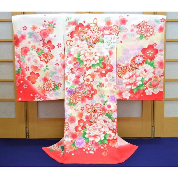 【発売日：2026年04月08日】白と赤地に、華やかな総花柄の可愛いお着物です。背の金糸刺繍の牡丹と手鞠柄が、豪華で高級感があります。全体に描かれた色とりどりの花柄が、とても綺麗です。桜の地模様が入った上質な絹生地を使用しています。女の子ら...