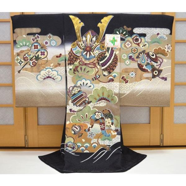 【発売日：2026年05月04日】黒に、綺麗なベージュとグレーのぼかし地。上品な染めと刺繍柄のお着物です。背の兜柄は、刺繍が加工されており、たいへん豪華です。全体に描かれた古典絵柄が、とても上品です。地模様が入った重みのある上質な絹生地を使...