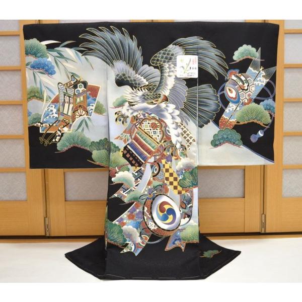 【発売日：2025年09月30日】黒地に、ブルーグレーのぼかし地。綺麗な金箔を使用した古典絵柄が描かれたお着物です。背には、豪華な鷹と甲冑柄が勇ましく描かれています。地模様の入った上質な絹生地を使用しております。豪華な鷹と綺麗な古典絵柄のお...
