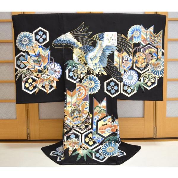 【発売日：2026年05月09日】黒地に、綺麗な金彩絵柄のお着物です。背の金糸刺繍の鷹柄が、たいへん豪華です。全体に描かれた古典の金彩柄が、とても綺麗です。地模様の入った上質な絹生地を使用しています。豪華な鷹刺繍に、上品な古典絵柄のお宮参り...
