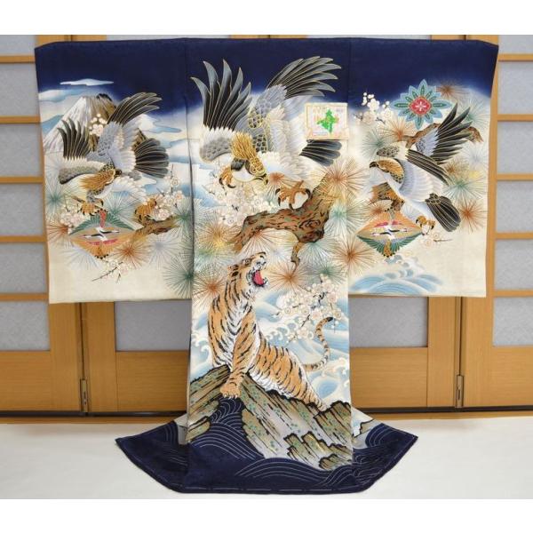 【発売日：2026年03月03日】紺地に、鷹と虎と松の豪快な絵柄のお着物です。背の鷹柄は、立体感のある刺繍を使用しており、とても綺麗です。虎や松や富士の絵柄も、たいへん豪華です。地模様の入った上質な絹生地を使用しております。男の子らしく勇ま...