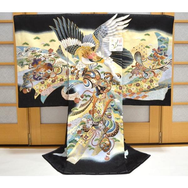 【発売日：2026年04月17日】黒地に、綺麗なベージュのぼかし地。豪華な鷹と束ね熨斗絵柄のお着物です。背の立体感のある色とりどりの鷹刺繍柄が、高級感があります。全体に描かれ束ね熨斗柄が、とても上品です。地模様の入った上質な絹生地を使用して...