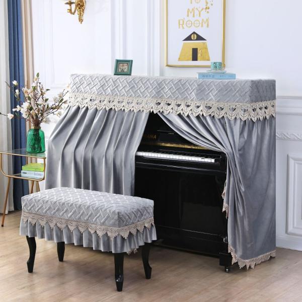 商品説明：なシャンパンブルーの色味のピアノカバーです。溢れるヨーロピアンスタイルでお部屋を優雅に華やかに演出してくれます。大切なピアノをほこりから守ります。クラシカルな趣きのファブリックとなっております。カラー：写真通り素材：布地　※備考●...