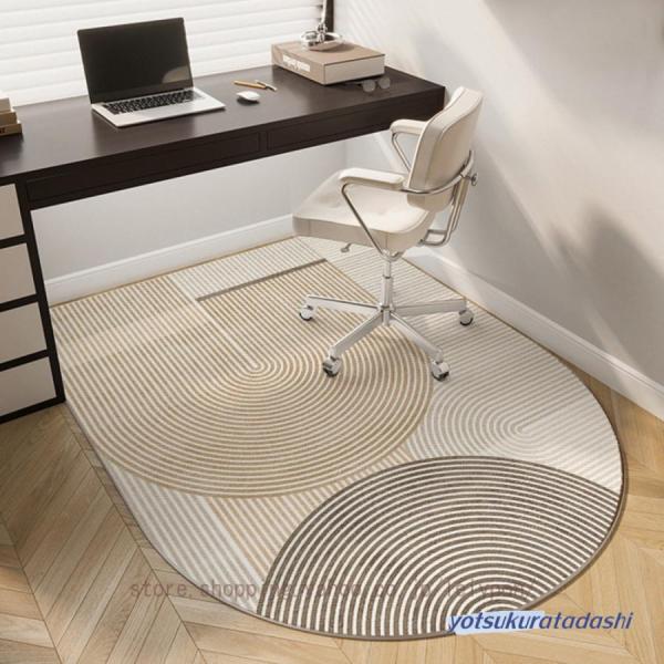 素材：ポリエステル商品の特徴★椅子を引いたり、移動をしたりと動きの多いダイニングで気になっていた、音を軽減致します。また、フローリングの傷つき防止にも最適です。床やフローリングを傷から守ります。★夜中にゲーミングと作業するときは、椅子の下に...