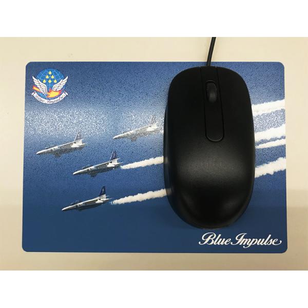 「ブルーインパルス（Blue Impulse）」の愛称で知られる、航空自衛隊に所属する曲技飛行隊（アクロバット飛行チーム）をあしらったマウスパッドです。絵柄は、A、B、C、Dの4種類です。〇平滑な面に、エアー抜けが良く、貼ってはがせる微吸着...