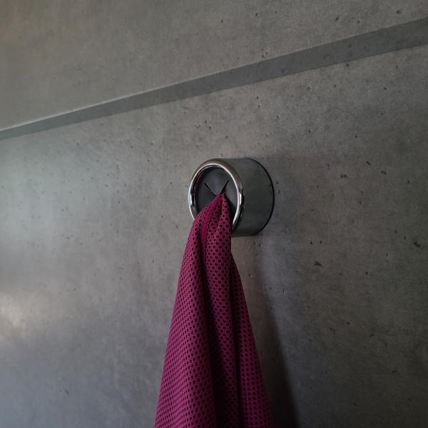 シンプルな作りのタオルホルダー。取り付け方は至って簡単で両面テープでお好きな場所に貼り付けるだけ。最近は100均にも売っていますが、この色合いはないかも。耐荷重：約5kg容量：1個寸法：W44mm×D22mm×H44mm材質 ：ABS原産国...