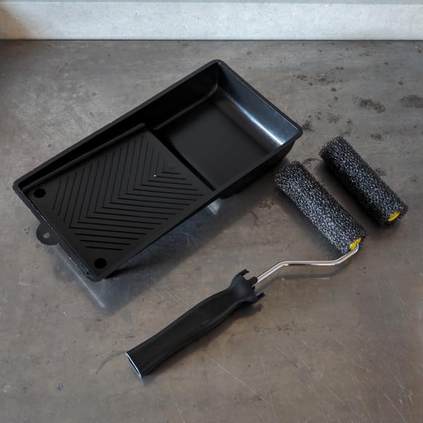 ラプターライナーを簡単にクルクル塗装！ラプターライナーのDIY向け道具。スプレーだと自信がないという方でも簡単に使うことが出来るラプターライナー専用のローラー&amp;トレイキットです。ラプターライナー塗料で一般的なローラーだと溶けやすい場...