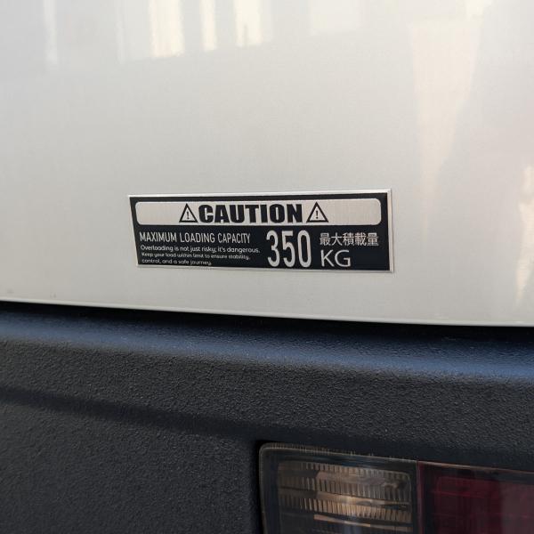 3Dメタル製最大積載量ステッカーメタル製なので普通のステッカーと比べて高級感があります。日本語表記の最大積載量ステッカーで中々気に入ったものがなかったので当店でオリジナルとして作りました。3Dエンボスで加工されていてシルバーと黒のデザインな...