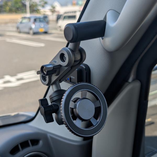 車のピラーについているアシストグリップのネジ穴に固定するスマホホルダー。マグネット式で着脱が超簡単！先端のホルダー部は強力マグネット式。スマホを近づけるだけでピタッと固定でき、取り外しもワンタッチでOK。　※付属の金属リングを貼り付けること...