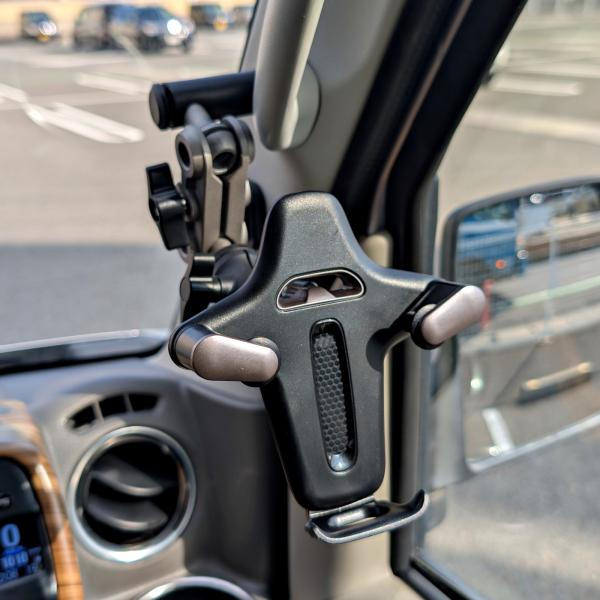 車のピラーについているアシストグリップのネジ穴に固定するスマホホルダー。上からスマホを差し込むワンタッチローラー式なので片手で簡単に置ける！スマホを取る際も上に上げて抜き取るだけ！※差し込む際はそれなりの力がかかるのでアームはしっかり動かな...