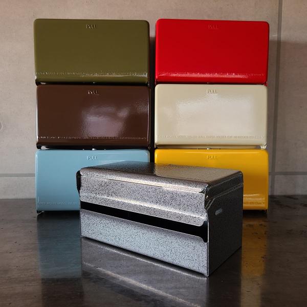 何気無いアイテムながら、自宅でも店舗でも雰囲気作りのキーポイントになる人気アイテム。 中に収めるティッシュもお好みと用途によって選べます。自宅でも、敢えてアメリカンダイナーにある様な硬いペーパーを入れて、ガサガサと音を立たせて使いたい。プッ...