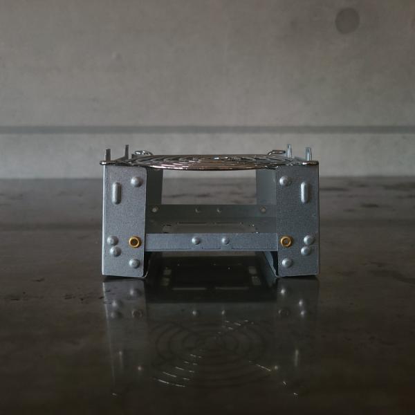 市販の固形燃料・アルコールストーブをコンロにセットして使用します。折りたたんでコンパクトに収納でき、携帯に便利。ソロキャンプや缶つまにおすすめ♪小さいケトルなどが置ける便利な網付き。※使用上の注意網は小さなケトルなどの置く際に使う網です。固...