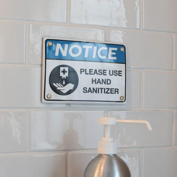 白いエナメルに潔いカラーリングで落とし込まれたデザインが魅力の琺瑯サイン。 優しいカラーと琺瑯の滑らかな質感は空間の一部にスッと溶け込んでくれます。 マグネットがくっつくので、ビスを使用せずに、冷蔵庫など磁石が付く場所に取り付け可能。 ぷっ...