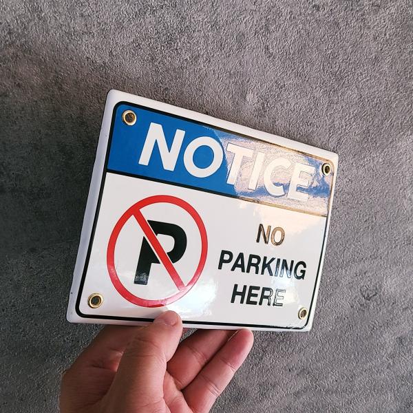 白いエナメルに潔いカラーリングで落とし込まれたデザインが魅力の琺瑯サイン。 優しいカラーと琺瑯の滑らかな質感は空間の一部にスッと溶け込んでくれます。 マグネットがくっつくので、ビスを使用せずに、冷蔵庫など磁石が付く場所に取り付け可能。 ぷっ...